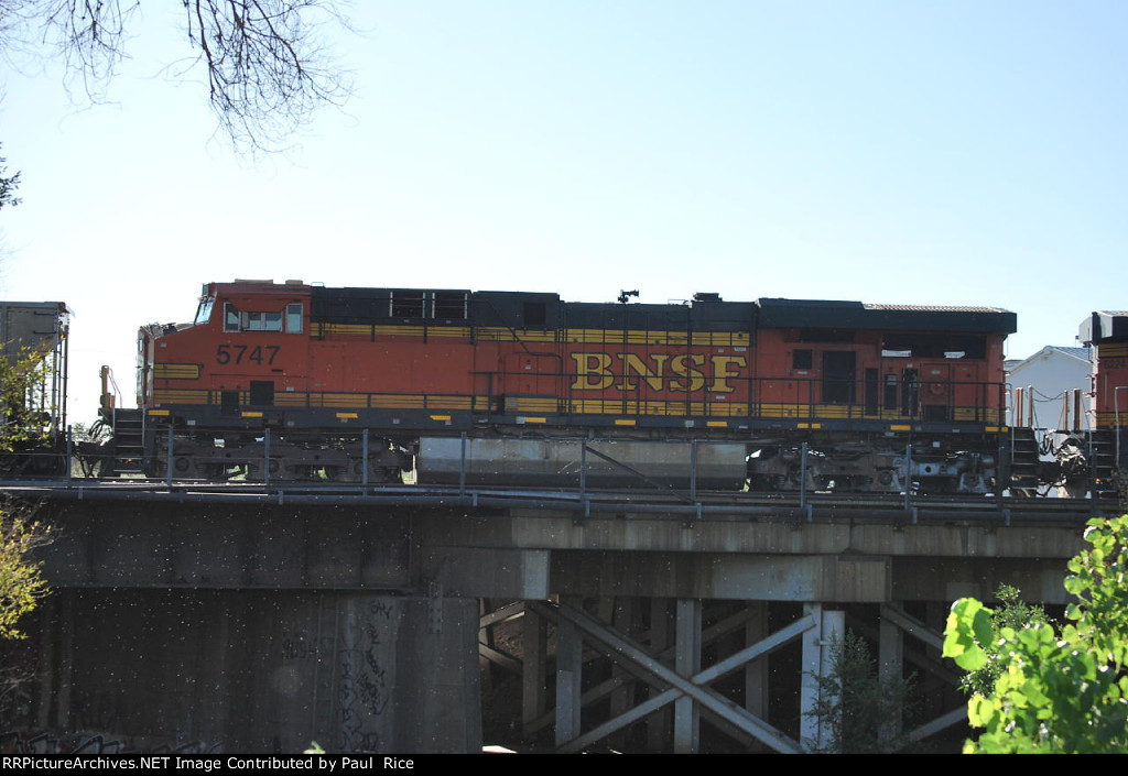 BNSF 5747